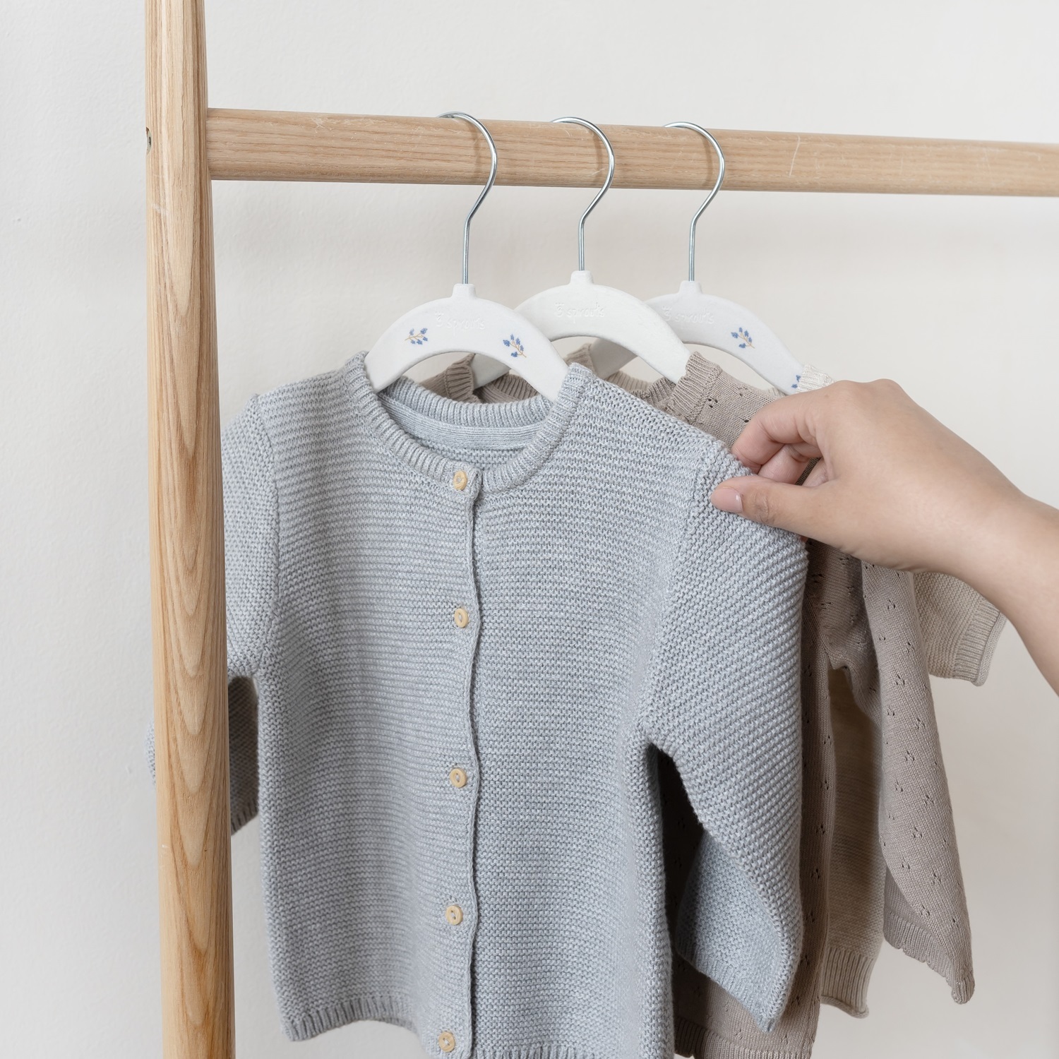 Wieszaki na ubrania dziecięce Blueberry kremowe welurowe 15 szt.