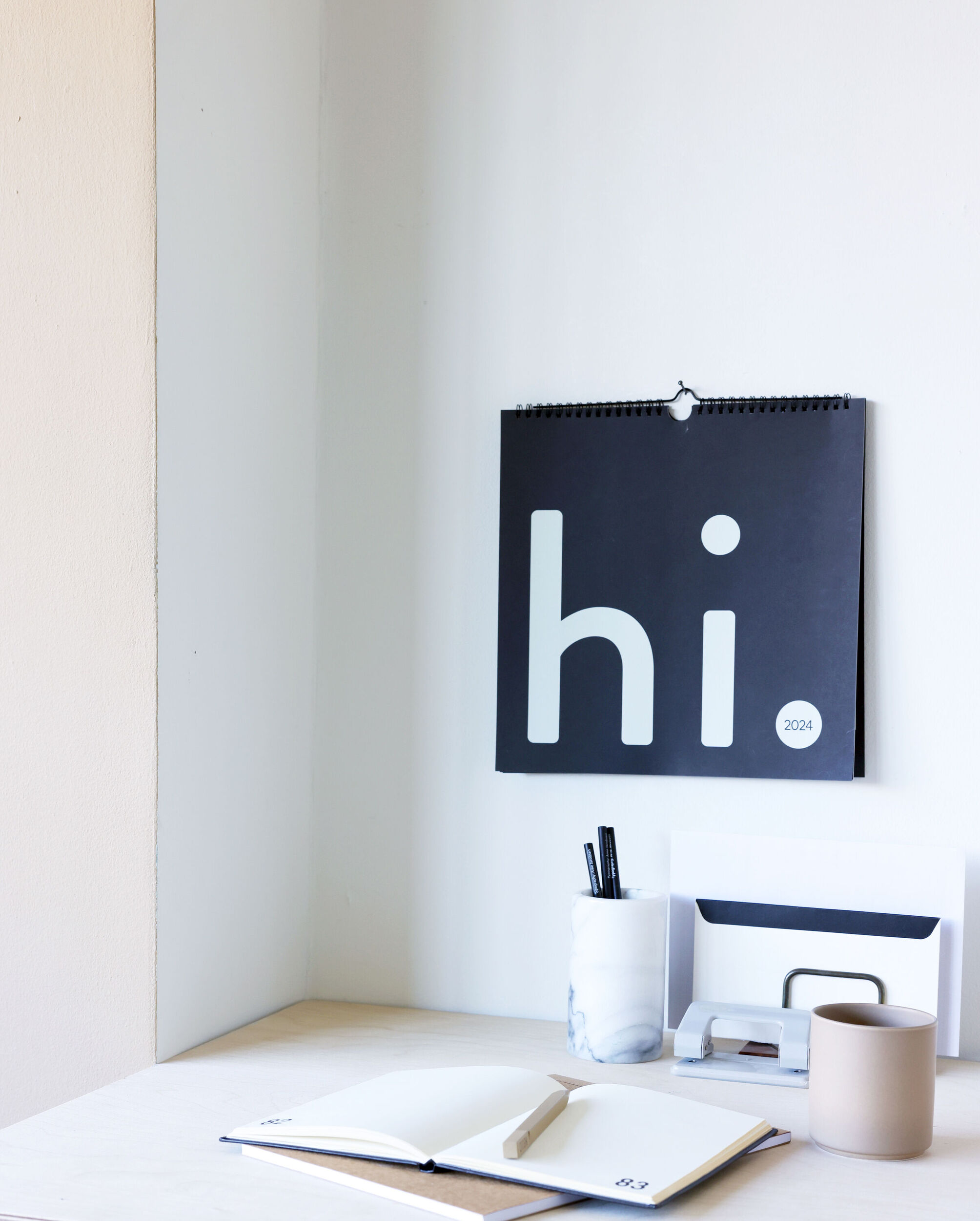 Calendar Design Letters Hi 2024 pentru perete - 70201023BEICOBLHI