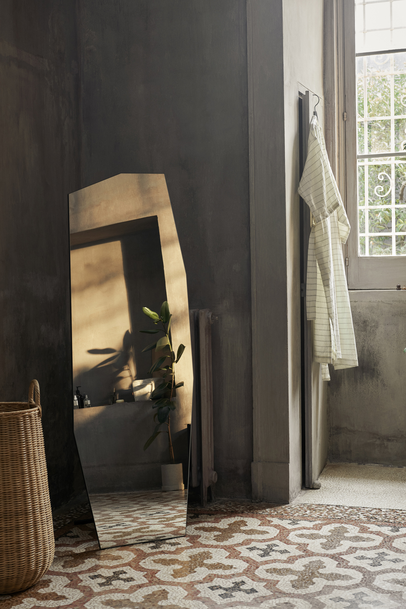 Lustro stojące Shard - Ferm Living 1104267553 | Fabryka Form Lustro stojące Shard - Ferm Living 1104267553 | Fabryka Form