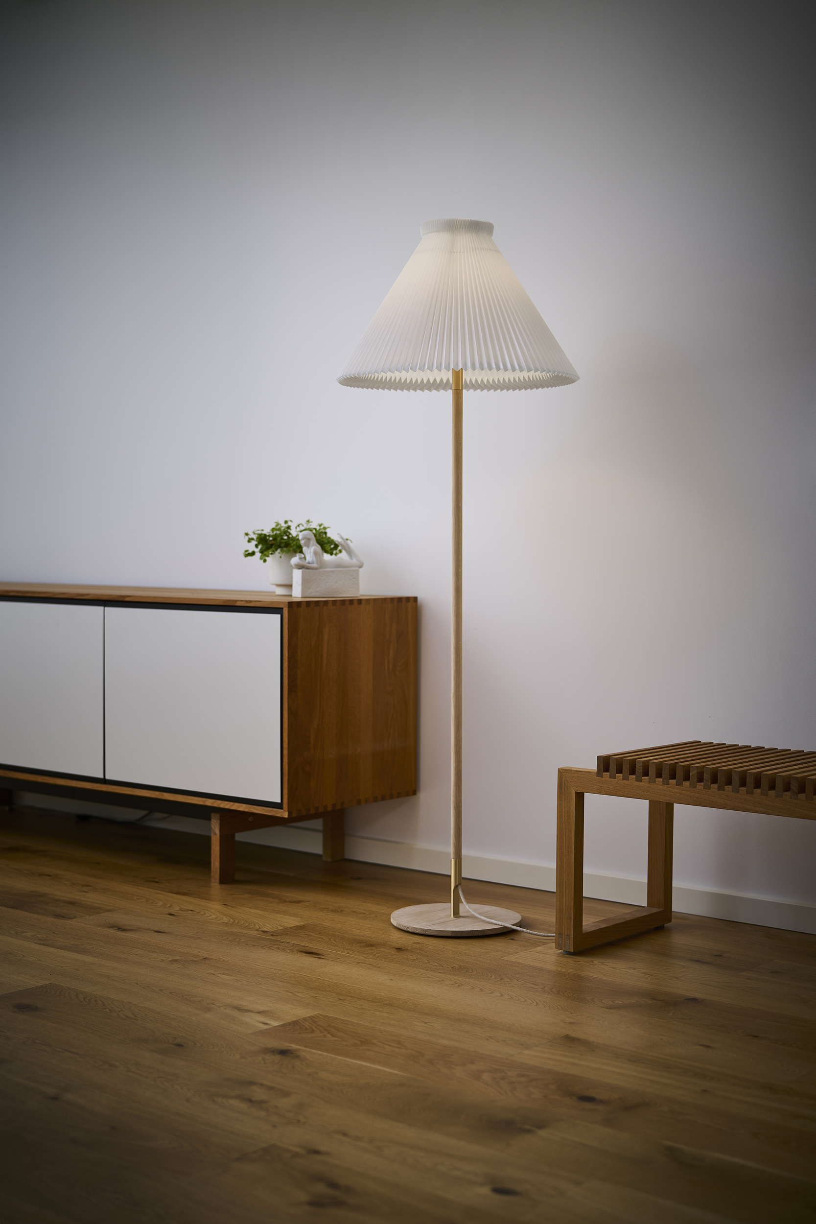 Lampa podłogowa Classic 328 - Le Klint 328LO, Aurèlien Barbry | FF