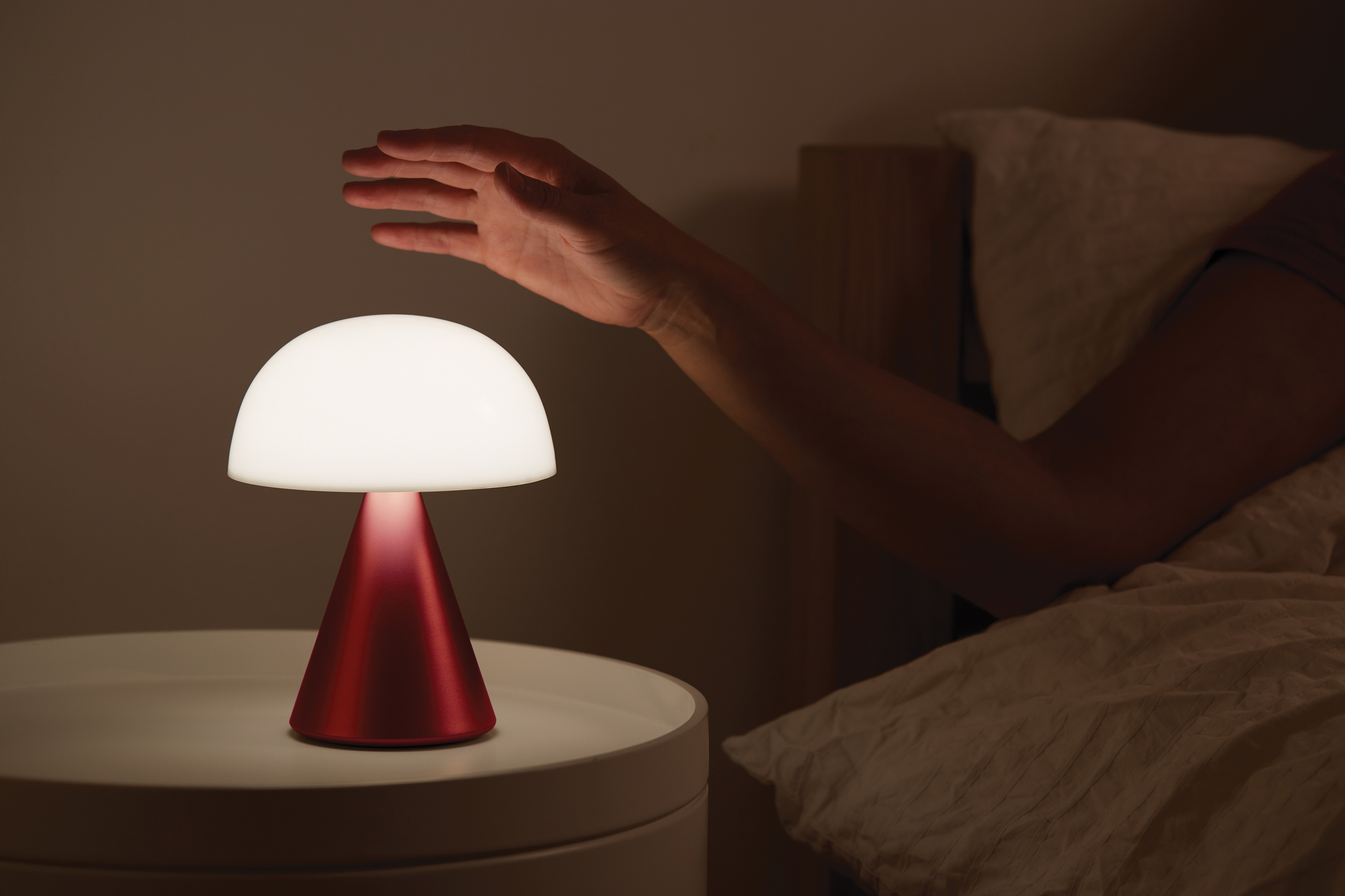 Lampa LED Mina L ciemnoczerwona - Lexon LH65DR | Fabryka Form