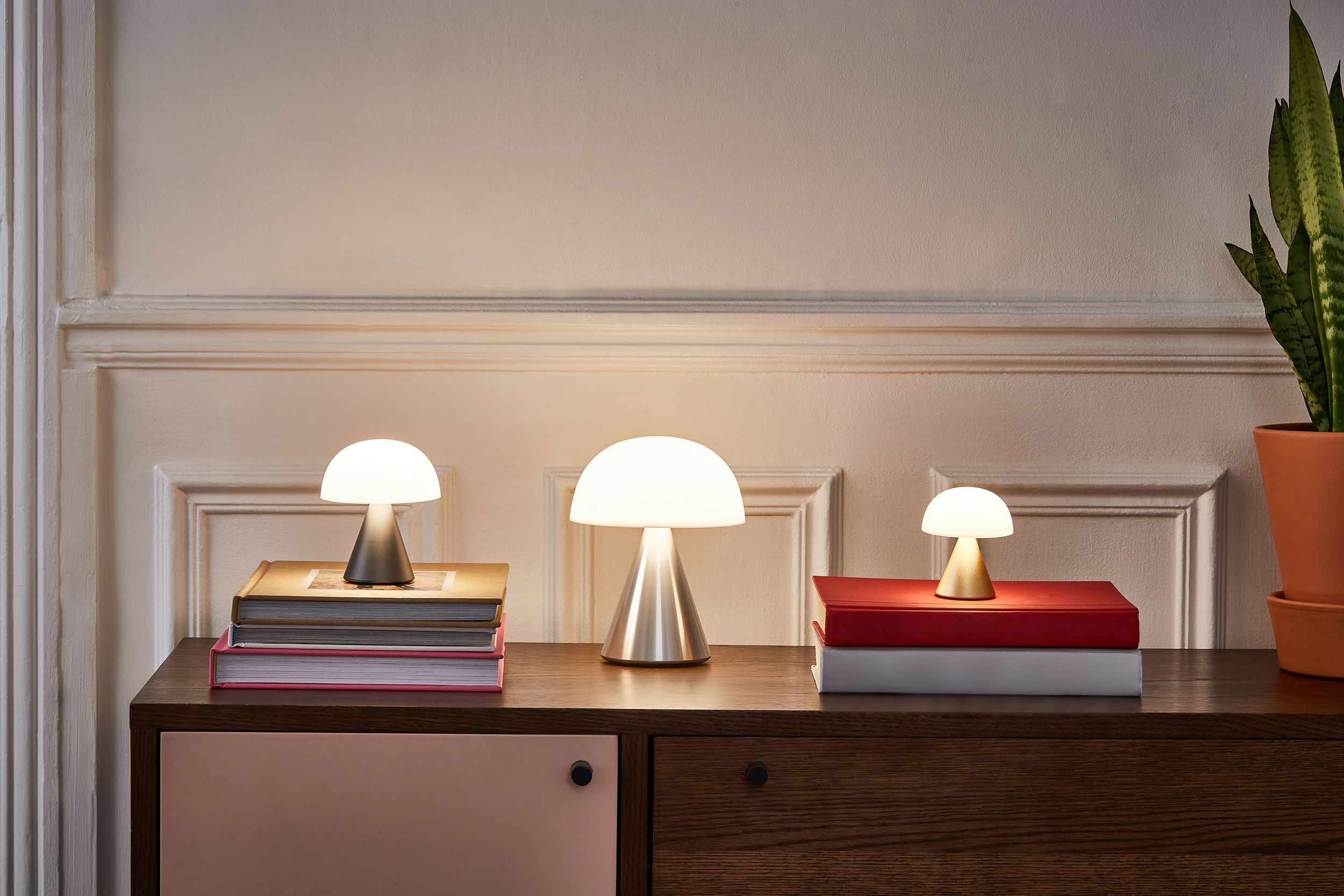 Lampa LED Mina L złota - Lexon LH65MD | Fabryka Form