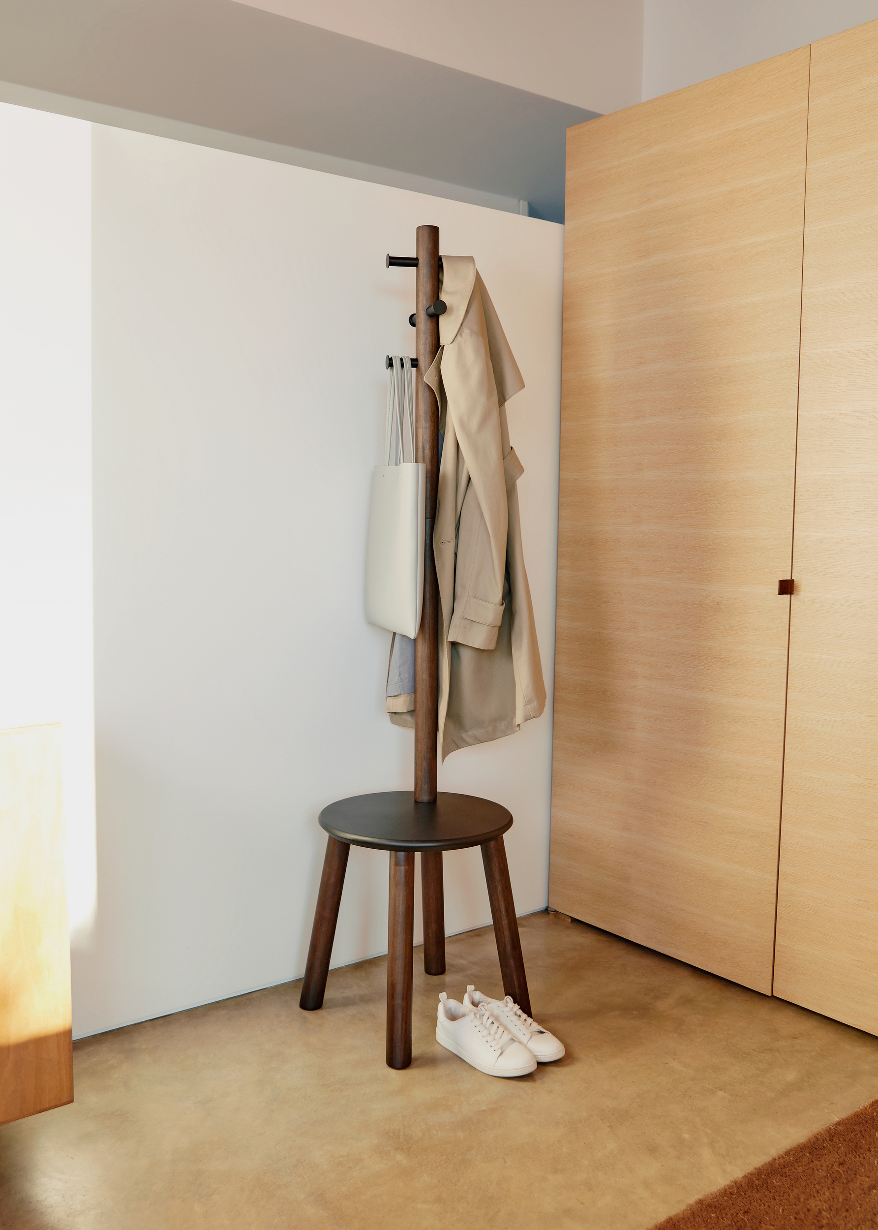 Pillar Standing hanger with a stool - Umbra 1014257-048 | FA